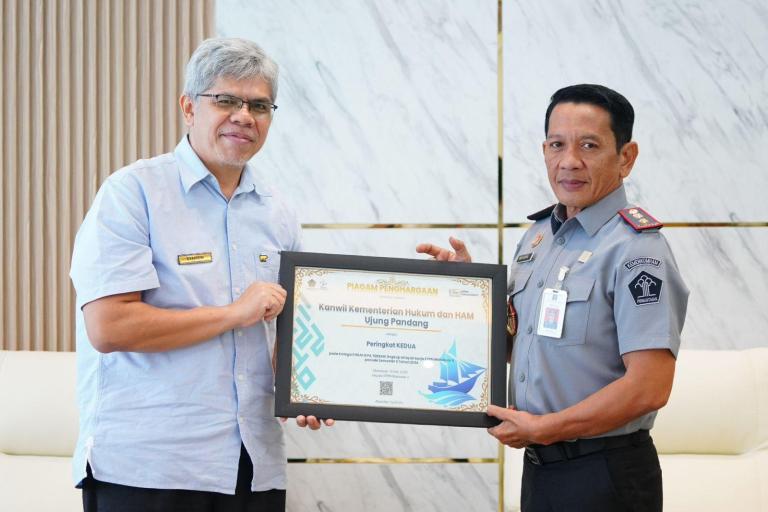 Kakanwil Kemenkum Sulsel Terima Penghargaan IKPA Terbaik Kedua dari KPPN Makassar